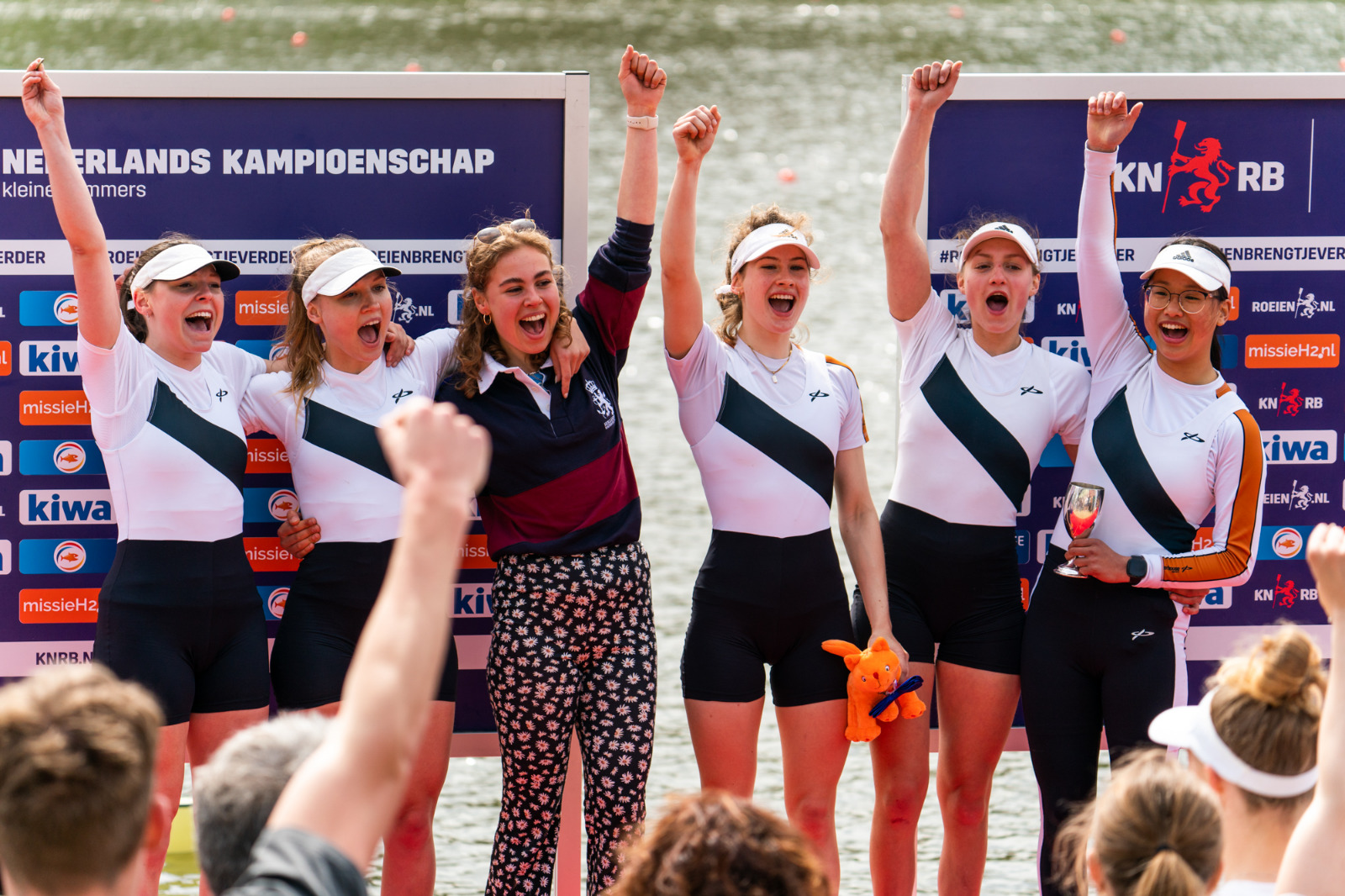 Eerstejaars: lichte vrouwen Gyas winnen met 0,02 seconde slotwedstrijd - NLroei