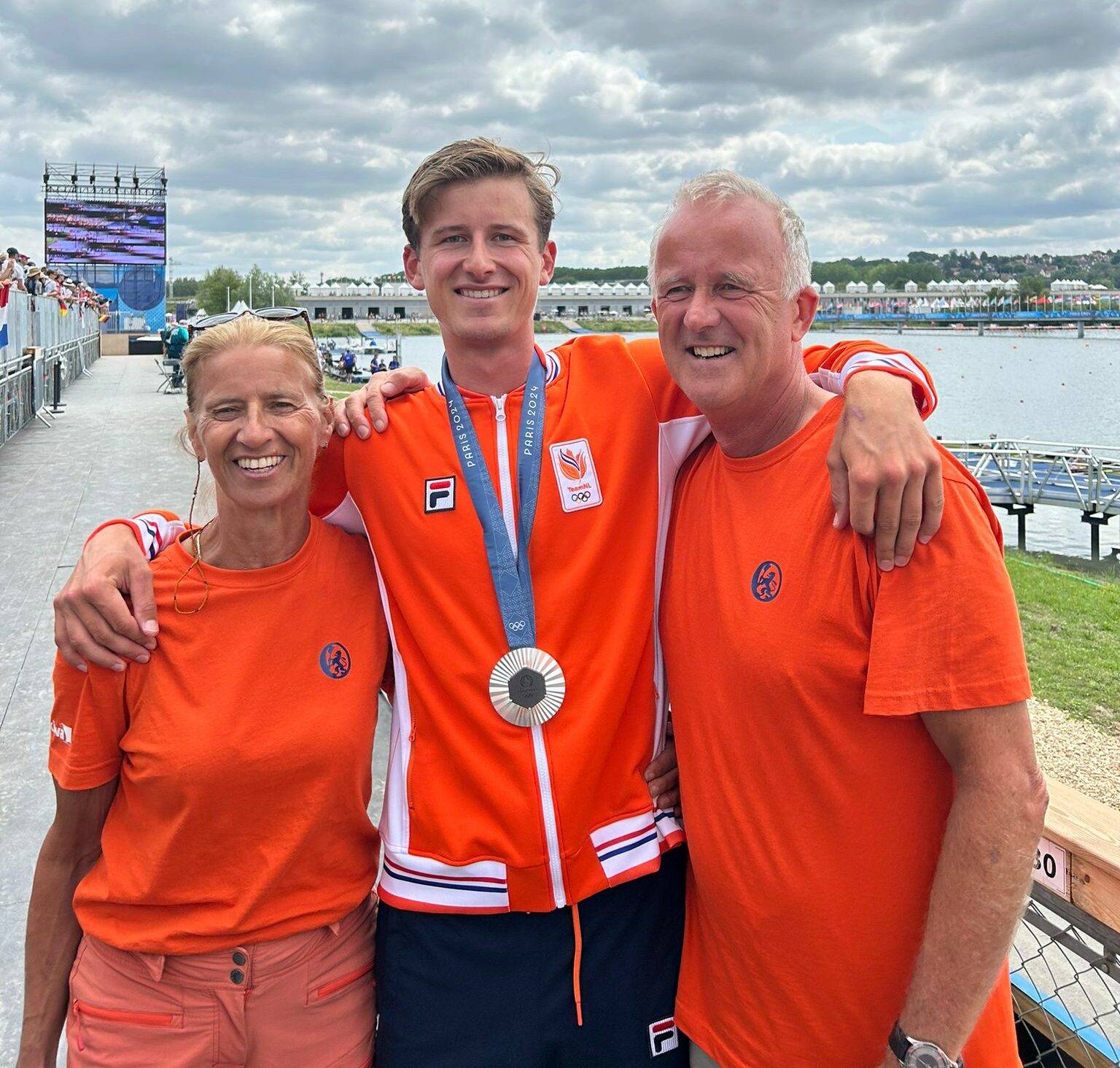 Broederliefde: Ralf schenkt helft van zijn medaille aan Rik - NLroei